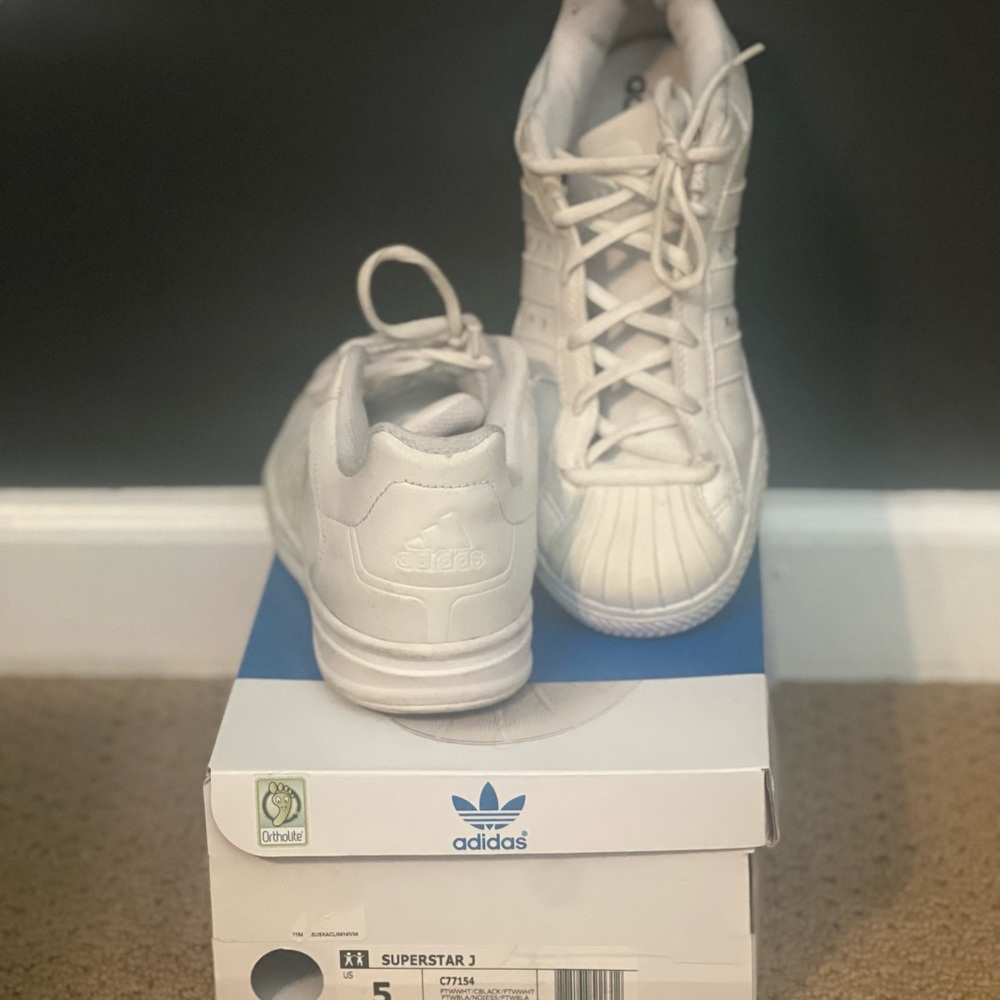 White Adidas Superstar - Gem